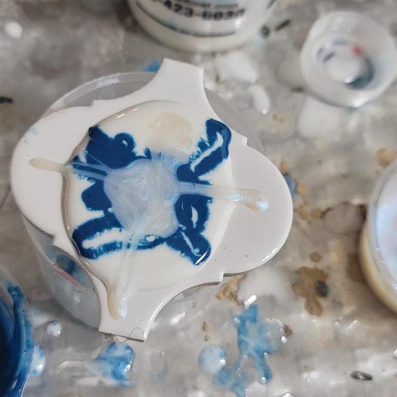 7 Easy Blue & White DIY Christmas and Holiday Decor Ideas - A loverly life